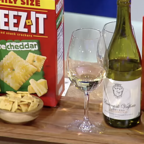 Wine + Cheezits! - Amusée